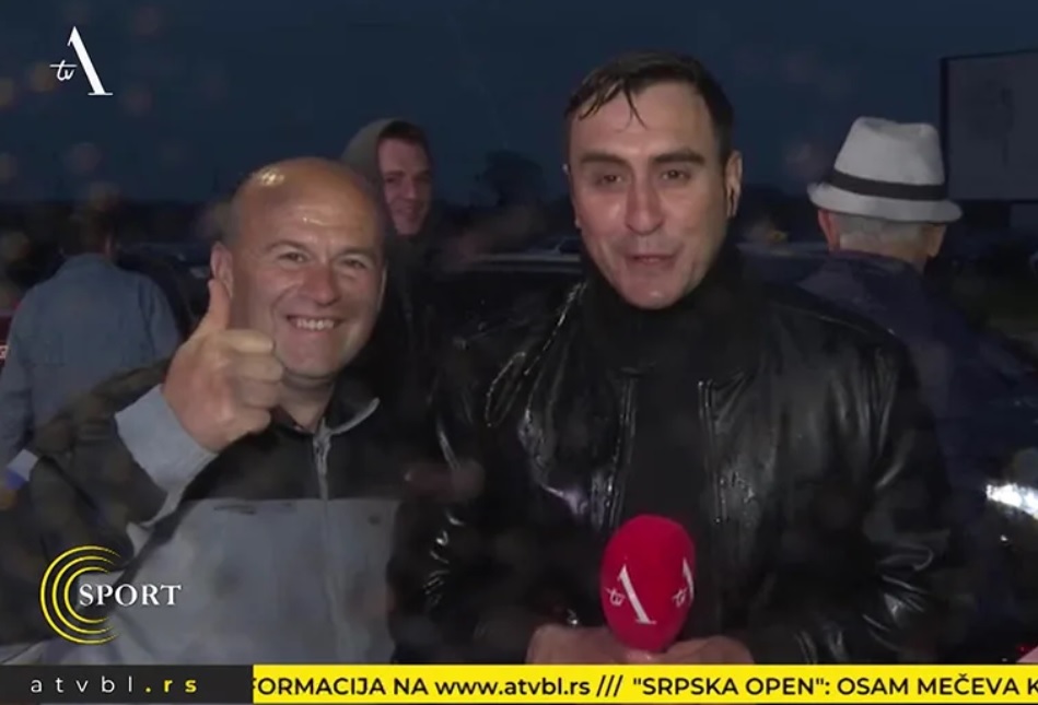 Navijaču iz Gradiške nije bio problem da čeka na kiši kako bi dočekao ...