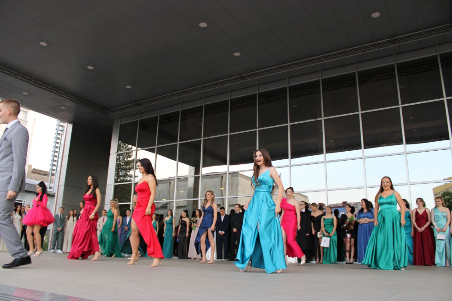 JU “Gimnazija” Gradiška ispratila 77 maturanata (FOTO) – Micro Mreža