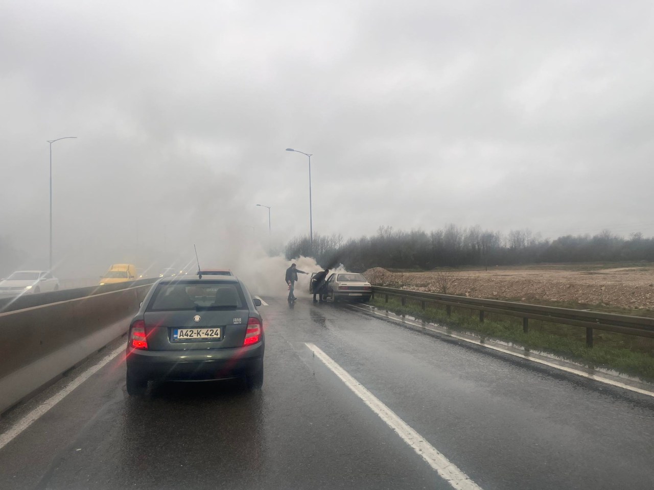 Na brzoj cesti iz pravca Laktaša prema Banjoj Luci u mjestu Zalužani zapalio se automobil (FOTO ...