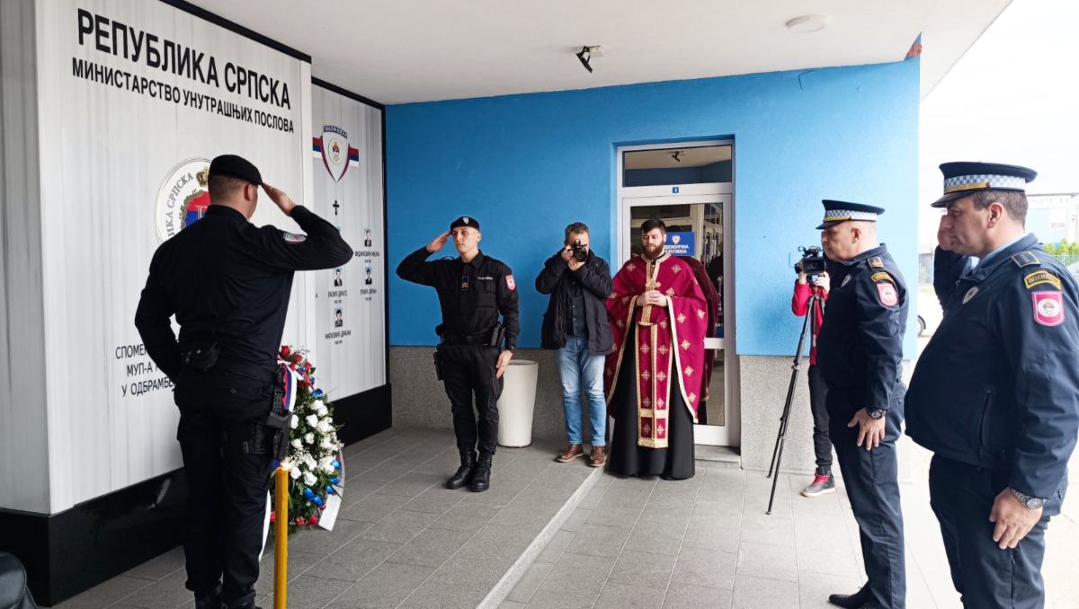 Odata počast poginulim pripadnicima PU Gradiška (FOTO) – Micro Mreža