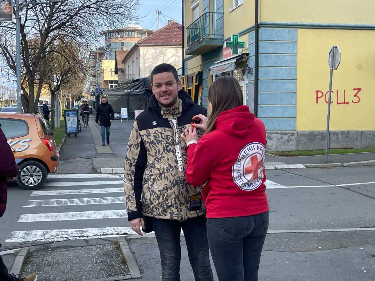 Volonteri Crvenog krsta ukazali na Svjetski dan borbe protiv AIDS-a podjelom edukativnih ...